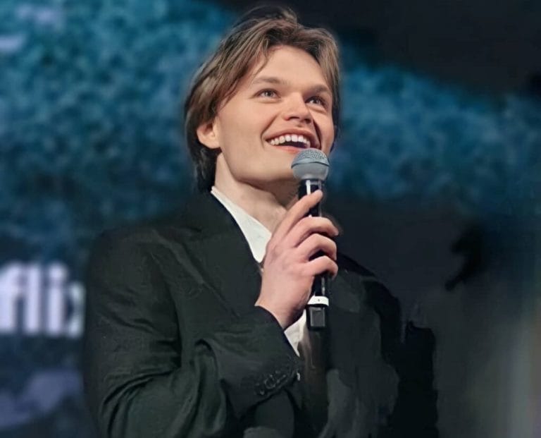 David Stakston Biography, Thor in Ragnarok, Girlfriend, Wiki, Age, Net ...