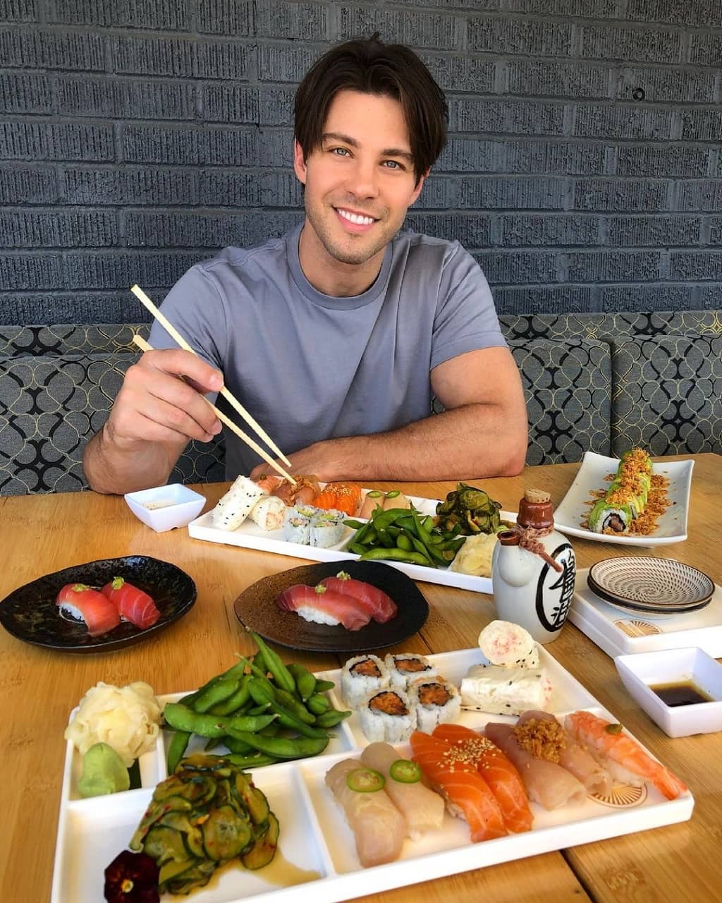 Dean Geyer Biography, Wiki, Partner, Net Worth, Family, Career