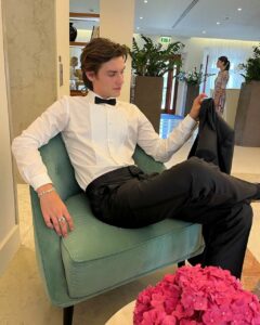 Louis Partridge Bio, Age, Height, Girlfriend, Net Worth