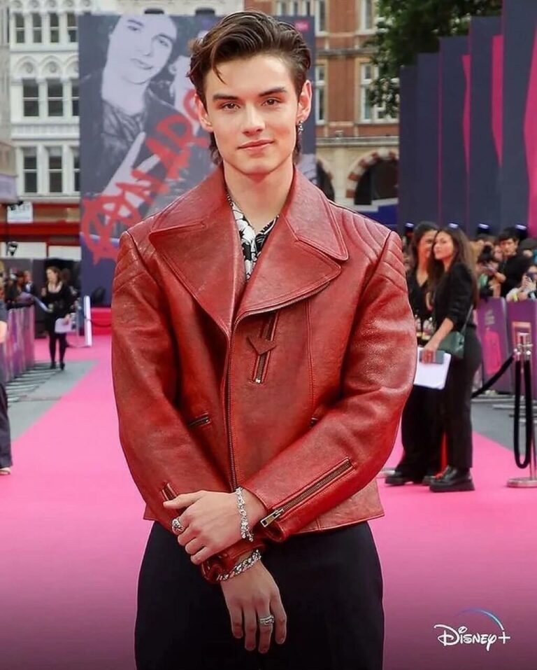 Louis Partridge Biography, Age, Height, Girlfriend, Net Worth