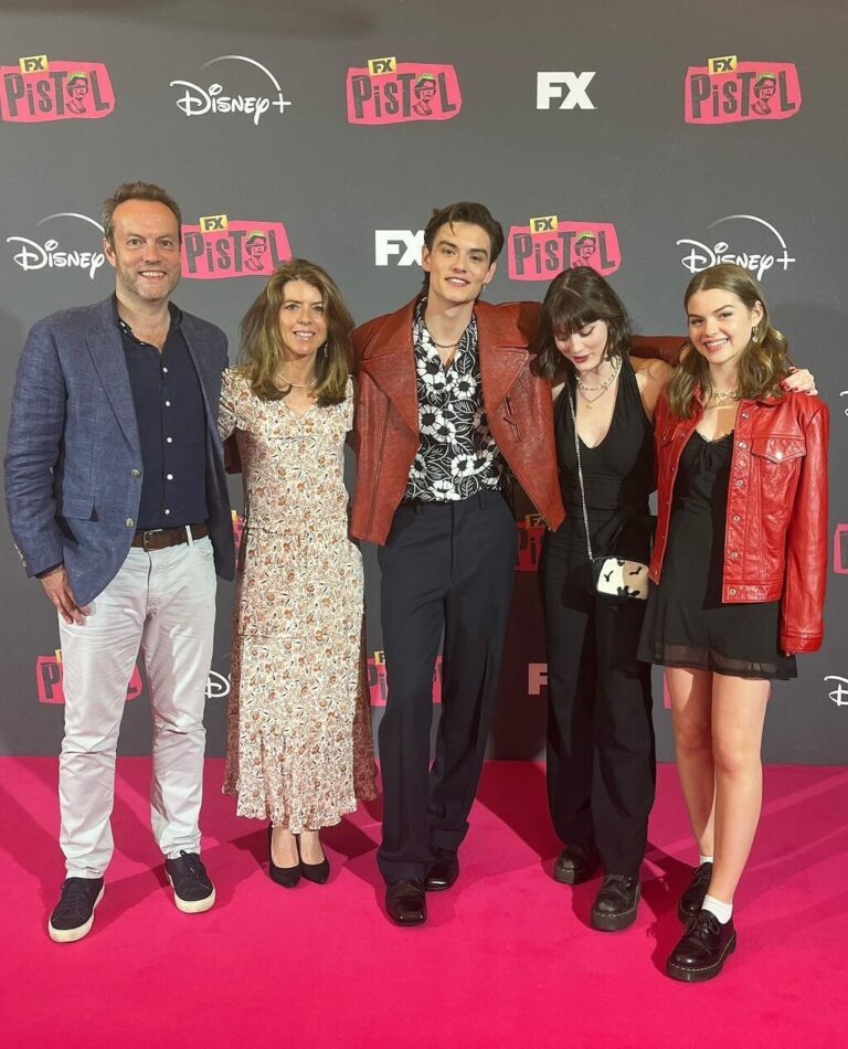 Louis Partridge Biography, Age, Height, Girlfriend, Net Worth